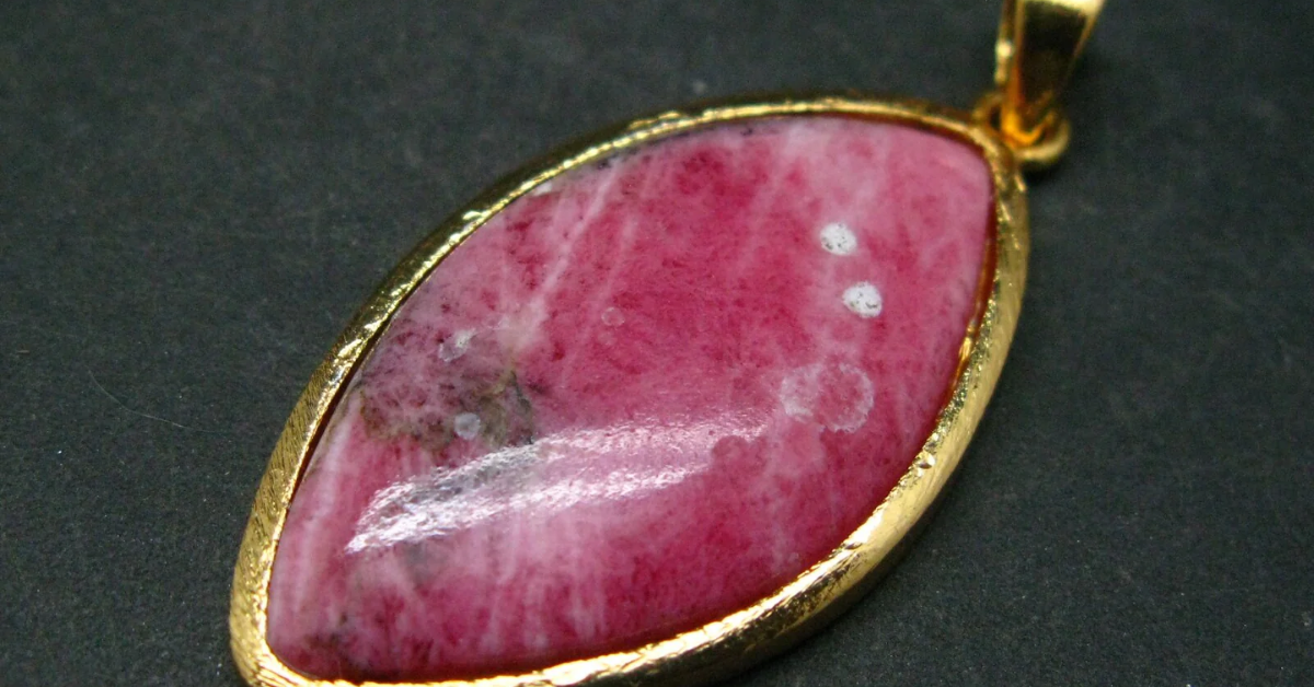 Guide to Tugtupite (Properties, Value, History) – VistaVistaVISIONS