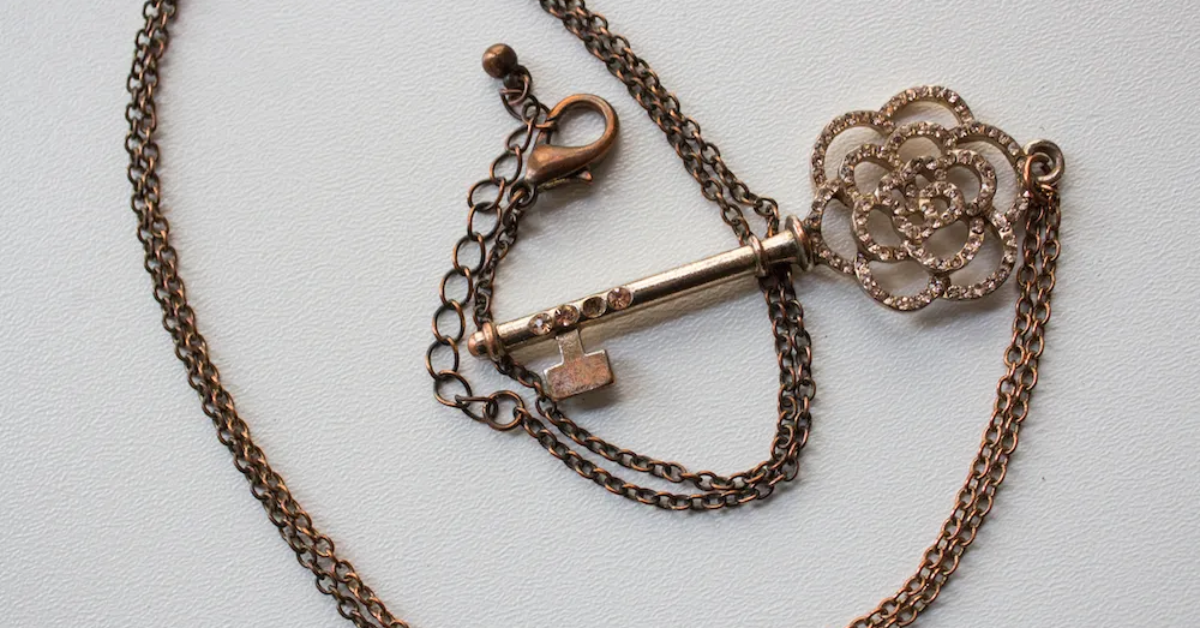 Why Does My Gold Jewellery Tarnish? Causes and Fixes – VistaVistaVISIONS